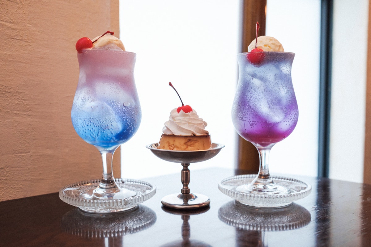 青いテーブルの写真 | ロイヤリティフリー & 高解像度画像を無料ダウンロード | cizucu