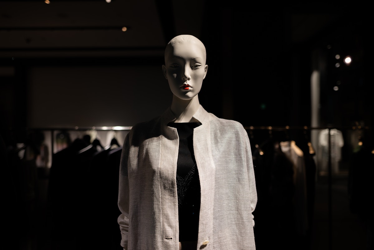 [自分らしさ] 自分らしさ、自分を主張する 学校という集団生活 社会という歯車に組み込まれ 自分らしさは去勢される いつの間にか表情は失われ 作った仮面を被る事が生き抜く事の手段 時にその仮面 ...