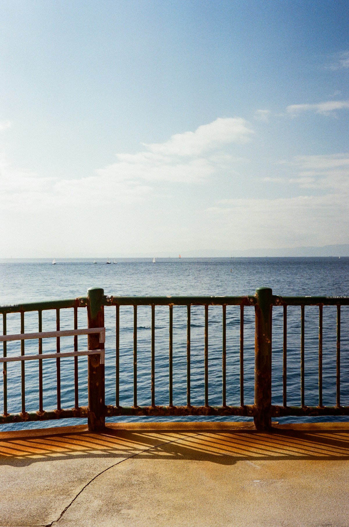 파란 난간の写真 | ロイヤリティフリー & 高解像度画像を無料ダウンロード | cizucu