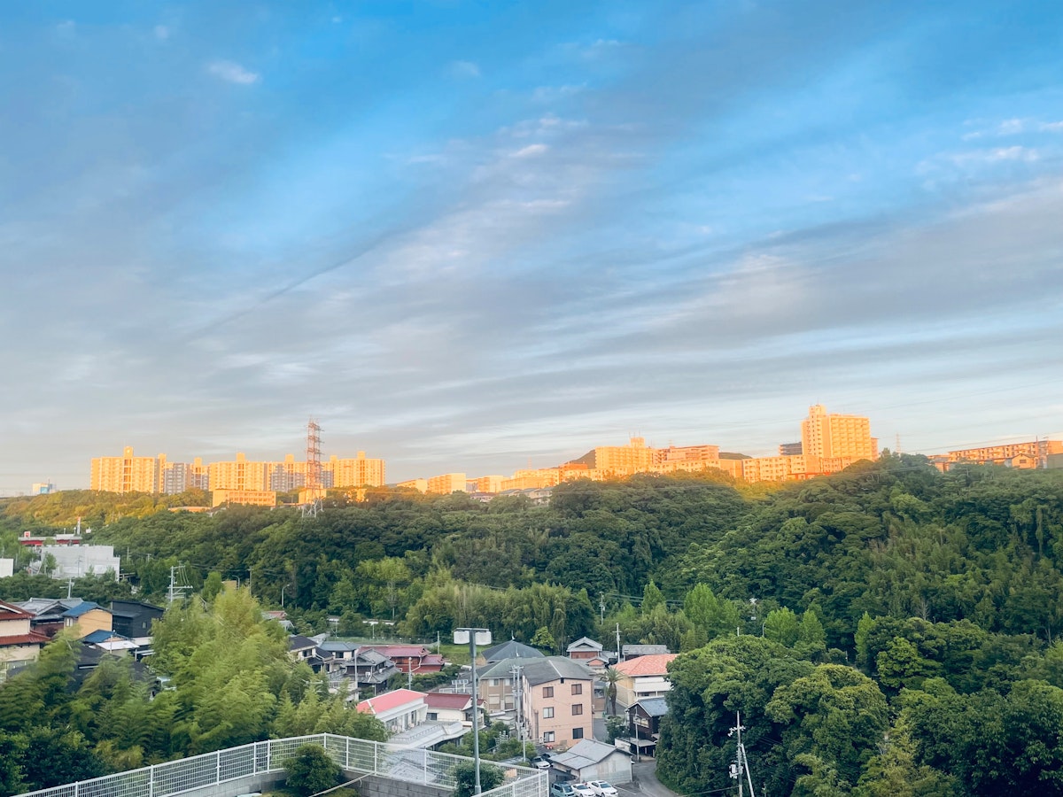 เนินเขาสีเขียว ยามเย็นの写真 | ロイヤリティフリー & 高解像度画像を無料ダウンロード | cizucu