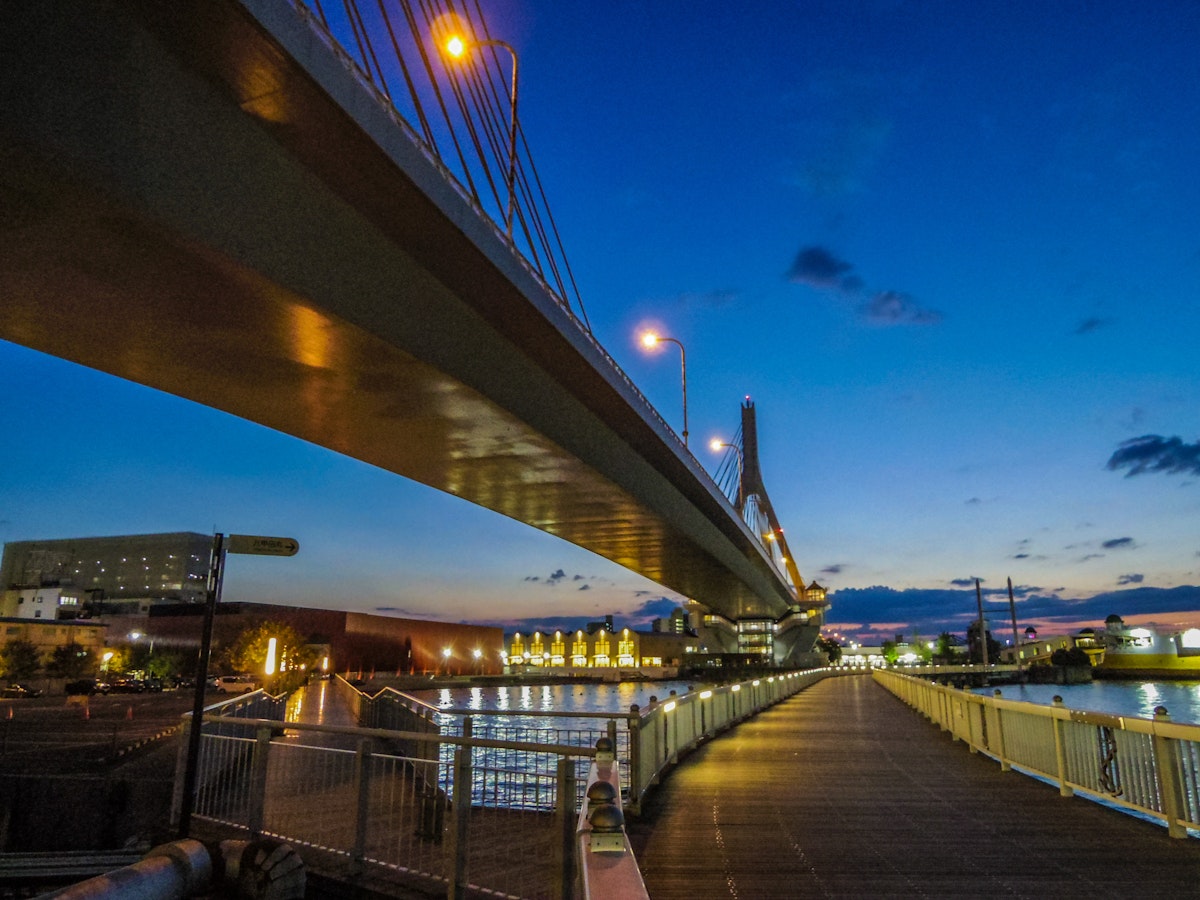 ภาพถ่าย Jembatan Pemandangan Malam Diterangi Tepi Air Jalur Struktur Pemandangan Kota | ดาวน์ ...