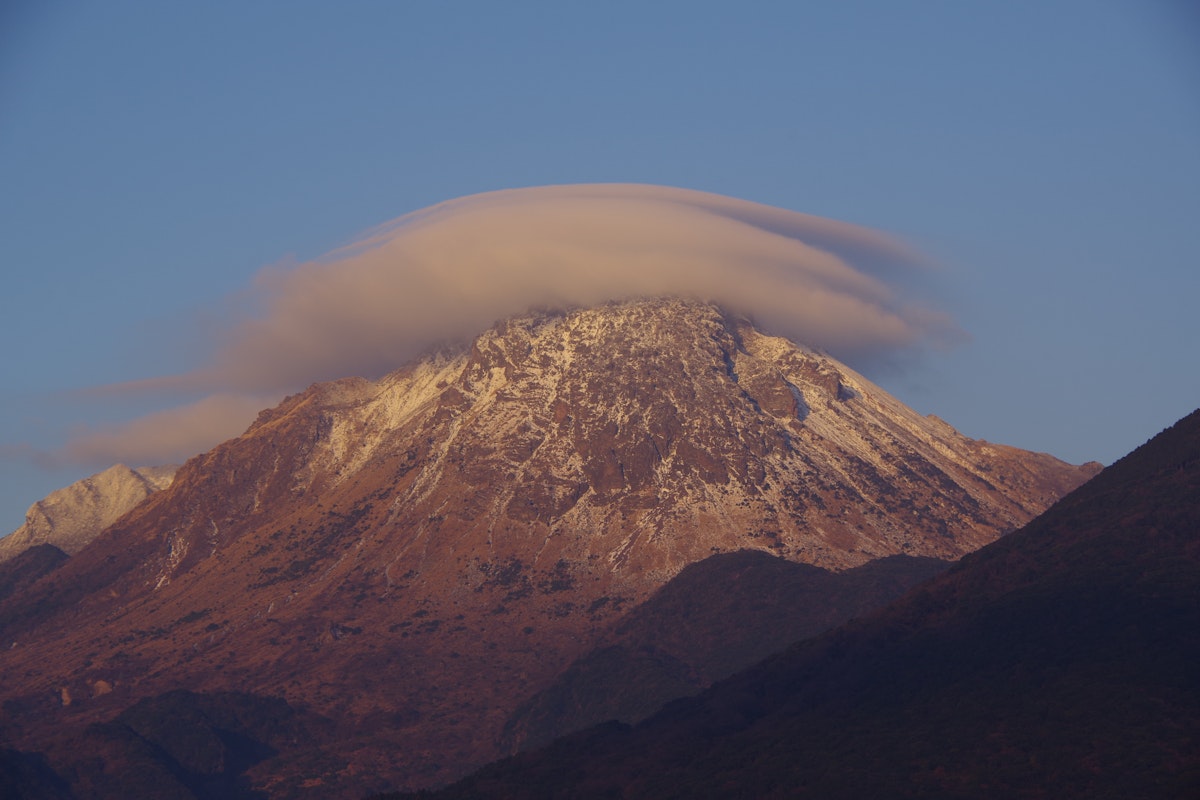 薄らと雪化粧した平成新山と笠雲 #平成新山 #普賢岳 #笠雲 #冬空 | kokokun | cizucu