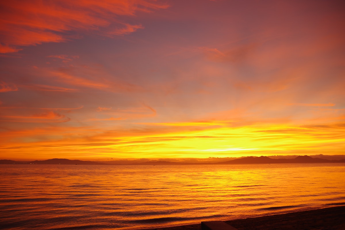 朝焼けで赤く染まった空と海 #朝焼け #空 #海 #太陽 #日の出 | kokokun | cizucu