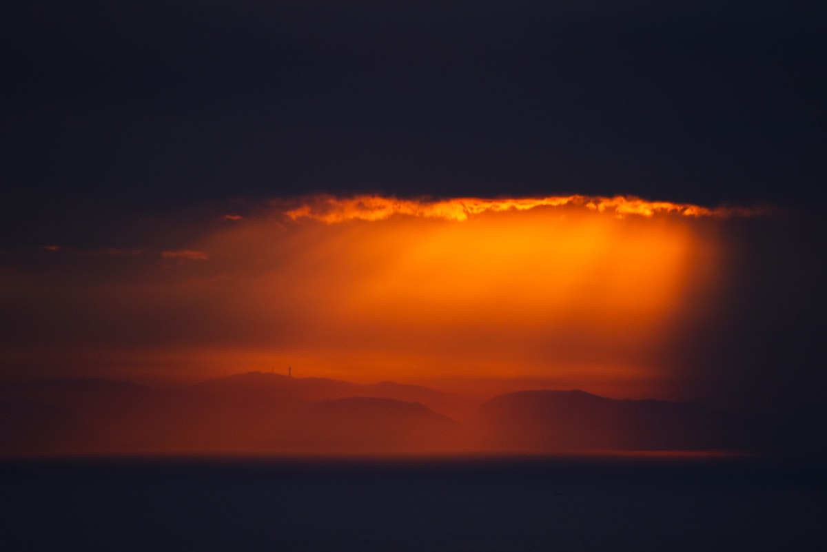 ただ降り注ぐ光まぶしく 島影浮く | tamu1500 | cizucu