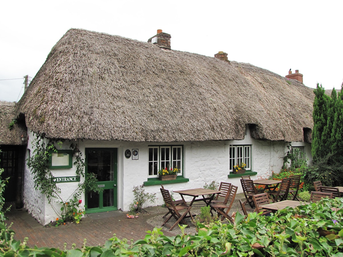 หลังคาหญ้าฟาง Photos | Download Royalty-Free Images & High-Resolution Pictures | cizucu